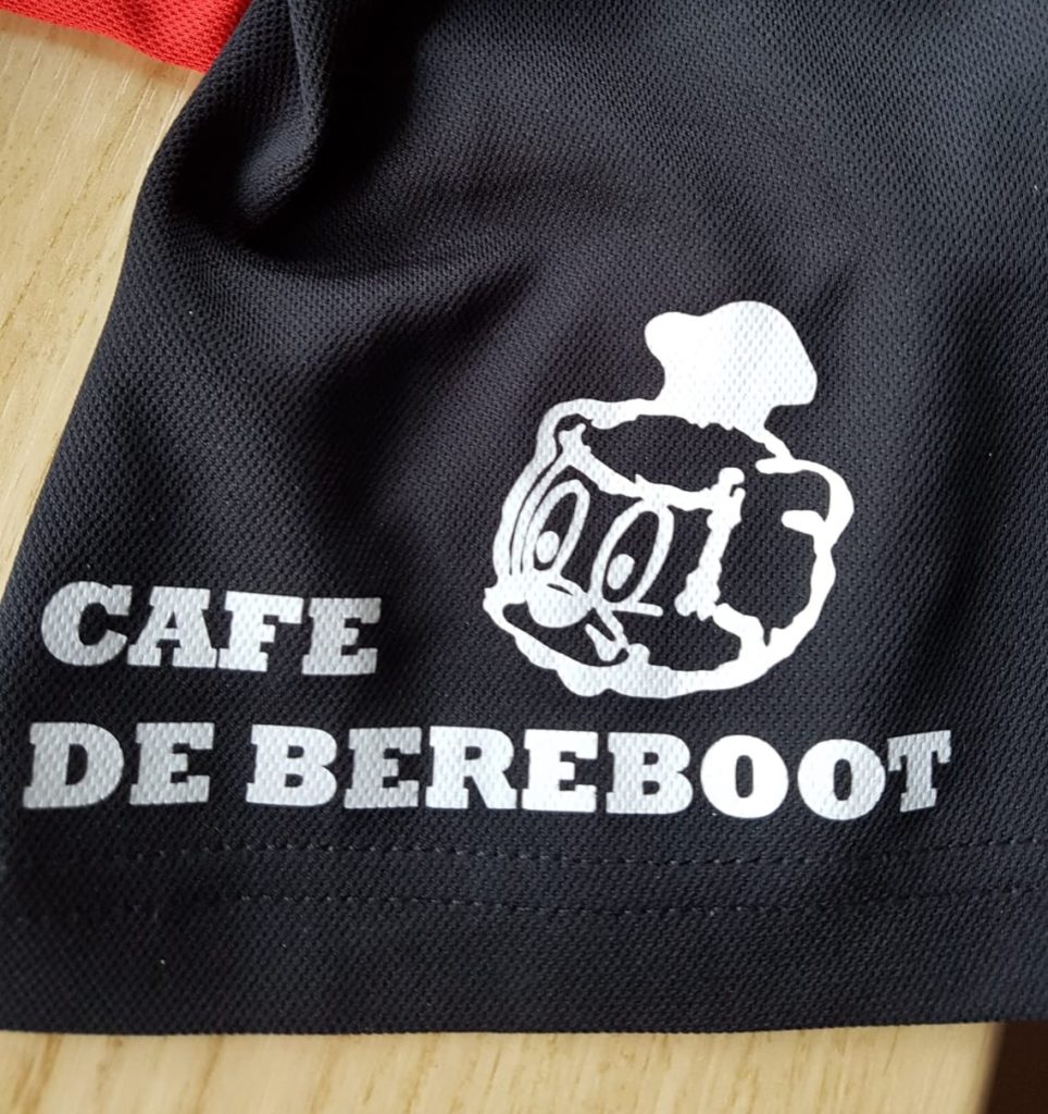 Logo op de mouw – Mijn Dartshop